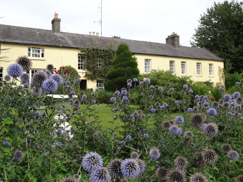 Ireland’s oldest coaching inn and its lovely garden. | Jardin
